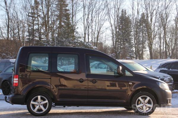 Red Volkswagen Caddy 2011 in Tukums, with an engine capacity of 1.60 L and mileage of 346 thousand km for 6990 €, photo 5 on AUTOMOTO.COM.LV