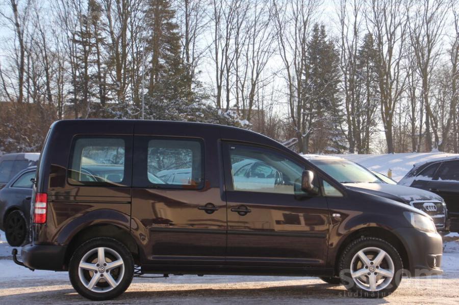 Red Volkswagen Caddy 2011 in Tukums, with an engine capacity of 1.60 L and mileage of 346 thousand km for 6990 €, photo 5 on AUTOMOTO.COM.LV