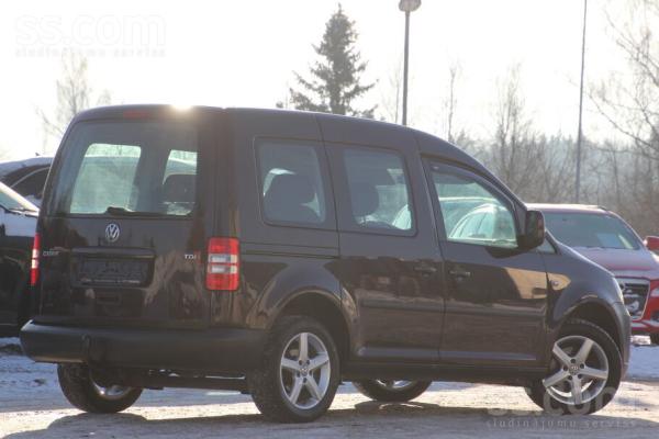 Red Volkswagen Caddy 2011 in Tukums, with an engine capacity of 1.60 L and mileage of 346 thousand km for 6990 €, photo 6 on AUTOMOTO.COM.LV