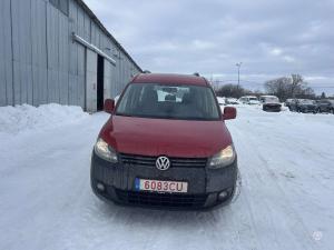 Red Volkswagen Caddy 2011 in Siauliai, with an engine capacity of 1.60 L and mileage of 294 thousand km for 4950 €, photo 2 on AUTOMOTO.COM.LV