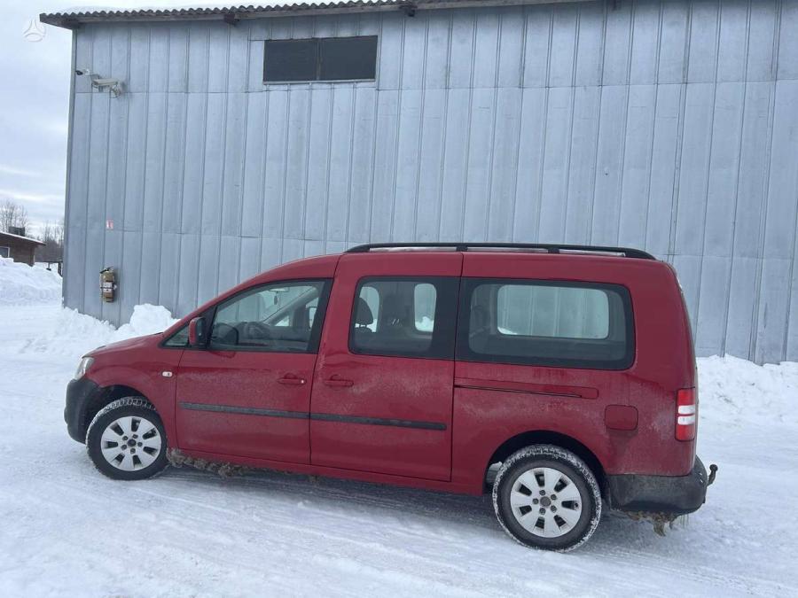 Red Volkswagen Caddy 2011 in Siauliai, with an engine capacity of 1.60 L and mileage of 294 thousand km for 4950 €, photo 8 on AUTOMOTO.COM.LV
