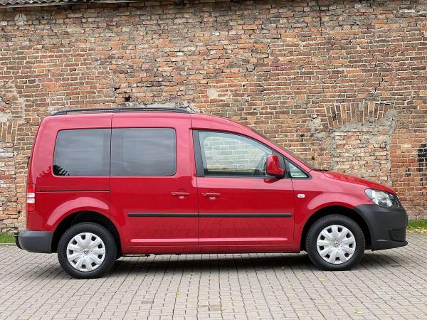Red Volkswagen Caddy 2011 in Kedainiai, with an engine capacity of 1.60 L and mileage of 284 thousand km for 5950 €, photo 7 on AUTOMOTO.COM.LV
