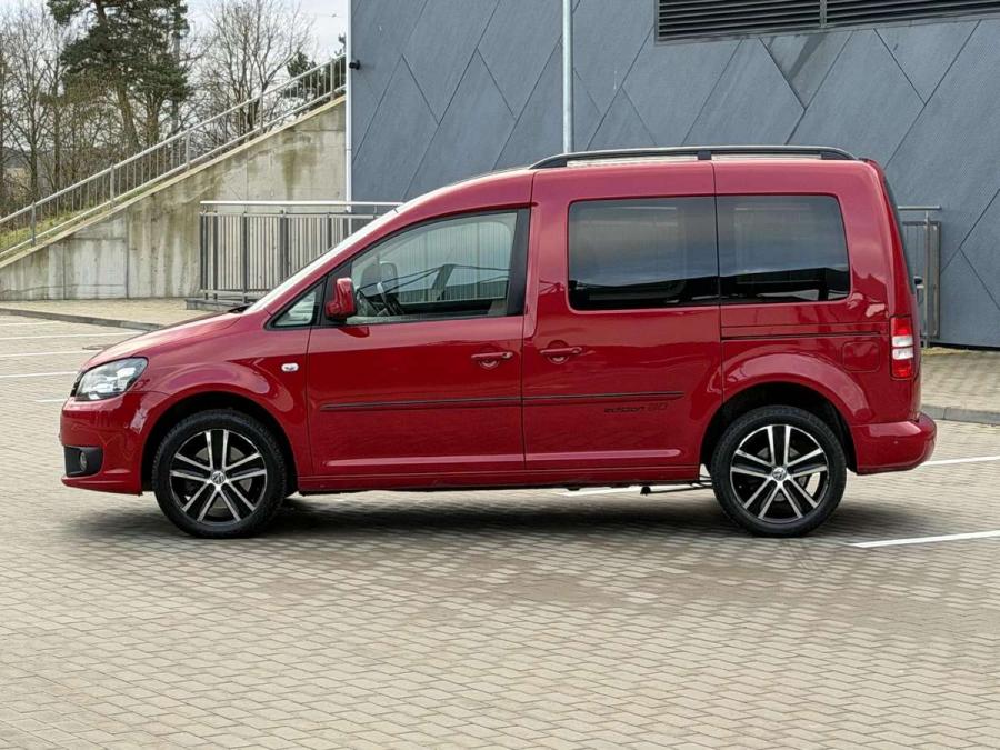 Red Volkswagen Caddy 2014 in Jonava, with an engine capacity of 1.97 L and mileage of 300 thousand km for 8490 €, photo 4 on AUTOMOTO.COM.LV