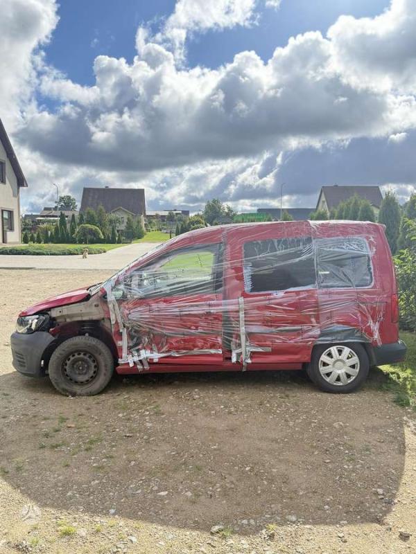 Volkswagen Caddy 2019 Šauļi vietnē Sarkans Volkswagen Caddy 2019 Šauļi, ar dzinēja tilpumu 1.00 L un nobraukumu 160 tūkst. km par 3400 €, foto 5 vietnē AUTOMOTO.COM.LV