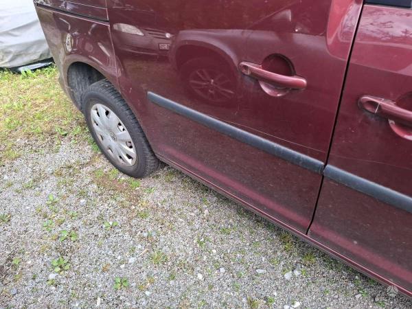 Red Volkswagen Caddy 2011 in Utena, with an engine capacity of 1.20 L and mileage of 178 thousand km for 4700 €, photo 8 on AUTOMOTO.COM.LV