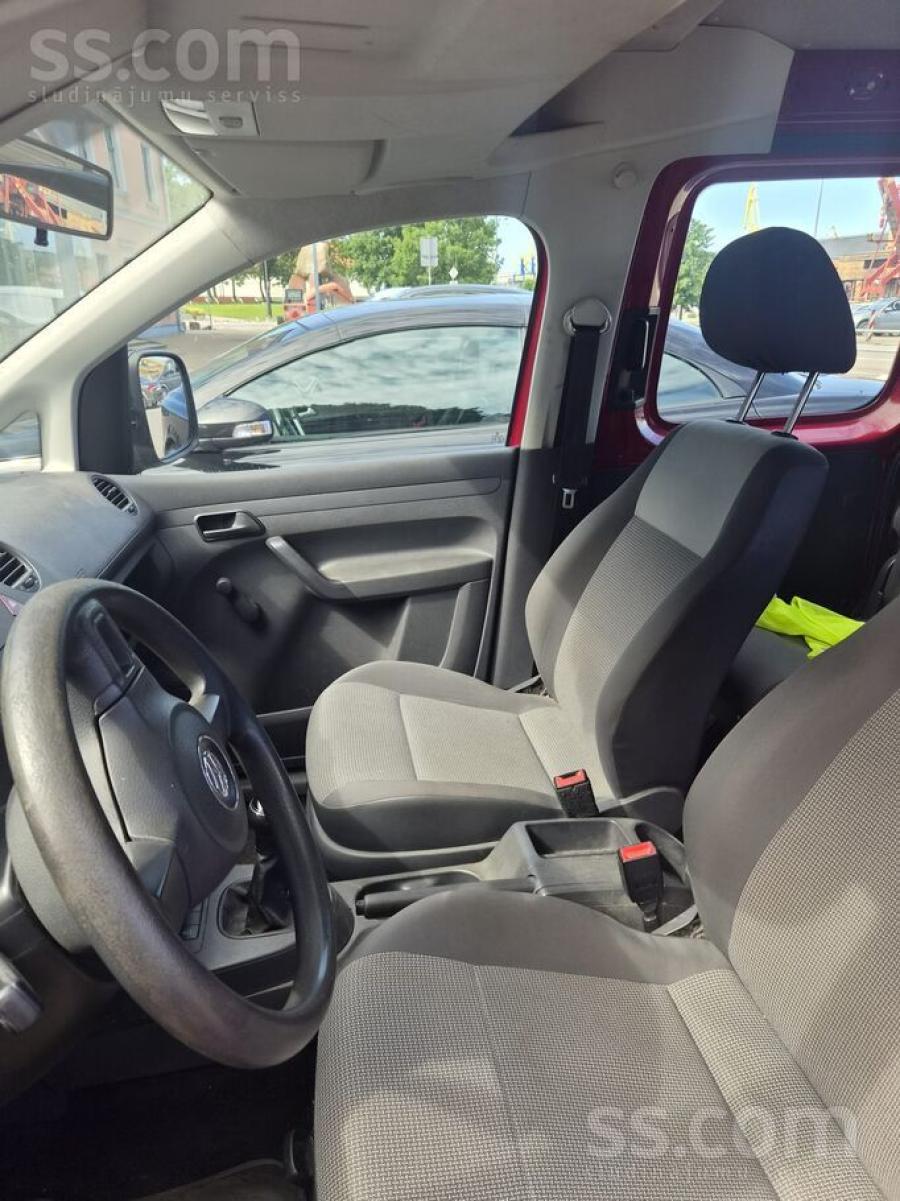 Red Volkswagen Caddy 2011 in Ventspils, with an engine capacity of 1.60 L and mileage of 91 thousand km for 5100 €, photo 6 on AUTOMOTO.COM.LV