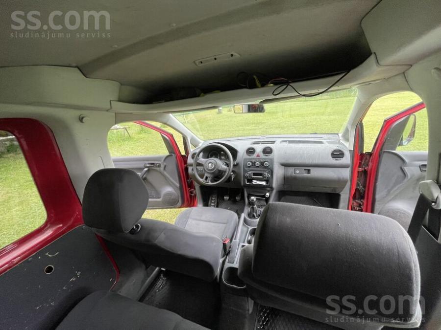 Red Volkswagen Caddy 2014 in Riga, with an engine capacity of 1.60 L and mileage of 521 thousand km for 2300 €, photo 7 on AUTOMOTO.COM.LV