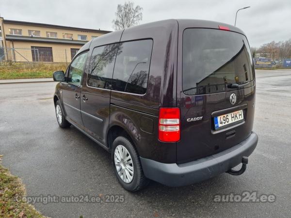 Violets Volkswagen Caddy 2015 Tallina, ar dzinēja tilpumu 1.60 L un nobraukumu 262 tūkst. km par 8200 €, foto 3 vietnē AUTOMOTO.COM.LV