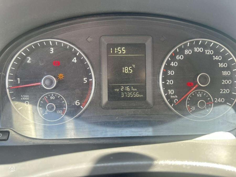 White Volkswagen Caddy 2012 in Vilnius, with an engine capacity of 1.60 L and mileage of 374 thousand km for 2400 €, photo 8 on AUTOMOTO.COM.LV