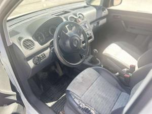 White Volkswagen Caddy 2012 in Vilnius, with an engine capacity of 1.60 L and mileage of 374 thousand km for 2400 €, photo 9 on AUTOMOTO.COM.LV