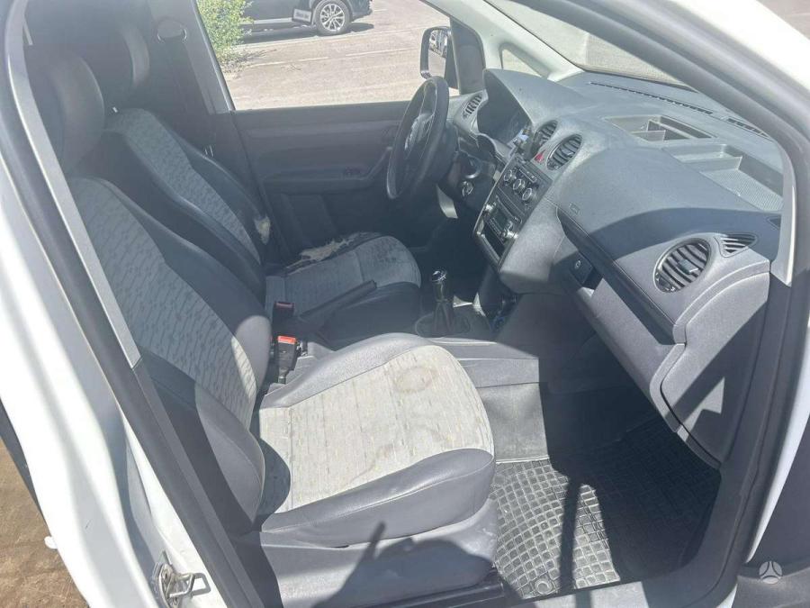 White Volkswagen Caddy 2012 in Vilnius, with an engine capacity of 1.60 L and mileage of 374 thousand km for 2400 €, photo 10 on AUTOMOTO.COM.LV