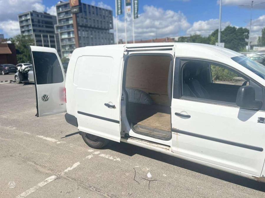 White Volkswagen Caddy 2012 in Vilnius, with an engine capacity of 1.60 L and mileage of 374 thousand km for 2400 €, photo 12 on AUTOMOTO.COM.LV