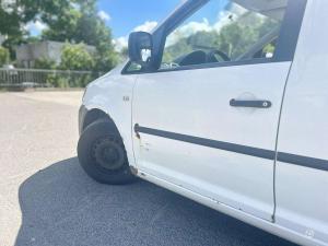 White Volkswagen Caddy 2012 in Vilnius, with an engine capacity of 1.60 L and mileage of 374 thousand km for 2400 €, photo 15 on AUTOMOTO.COM.LV