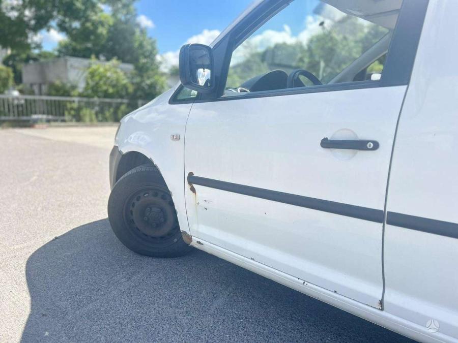 White Volkswagen Caddy 2012 in Vilnius, with an engine capacity of 1.60 L and mileage of 374 thousand km for 2400 €, photo 15 on AUTOMOTO.COM.LV