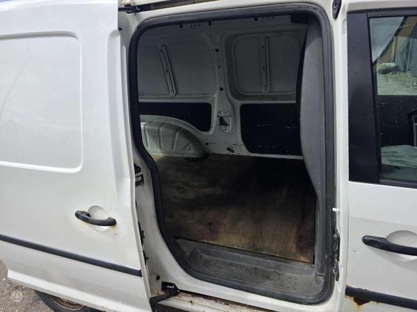 White Volkswagen Caddy 2012 in Mazeikiai, with an engine capacity of 1.60 L and mileage of 669 thousand km for 3800 €, photo 7 on AUTOMOTO.COM.LV