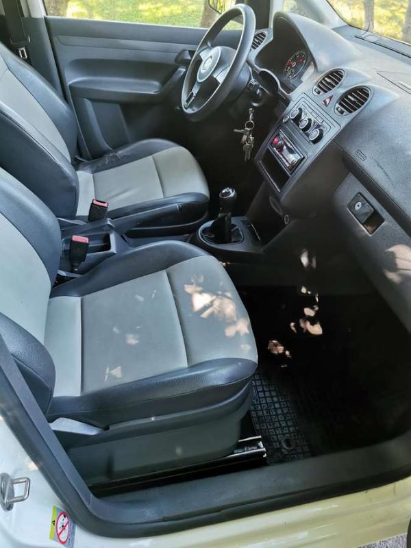 White Volkswagen Caddy 2012 in Kretinga, with an engine capacity of 0.00 L and mileage of 276 thousand km for 5200 €, photo 9 on AUTOMOTO.COM.LV