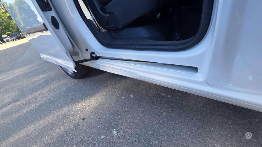 White Volkswagen Caddy 2014 in Klaipeda, with an engine capacity of 1.60 L and mileage of 221 thousand km for 5990 €, photo 21 on AUTOMOTO.COM.LV