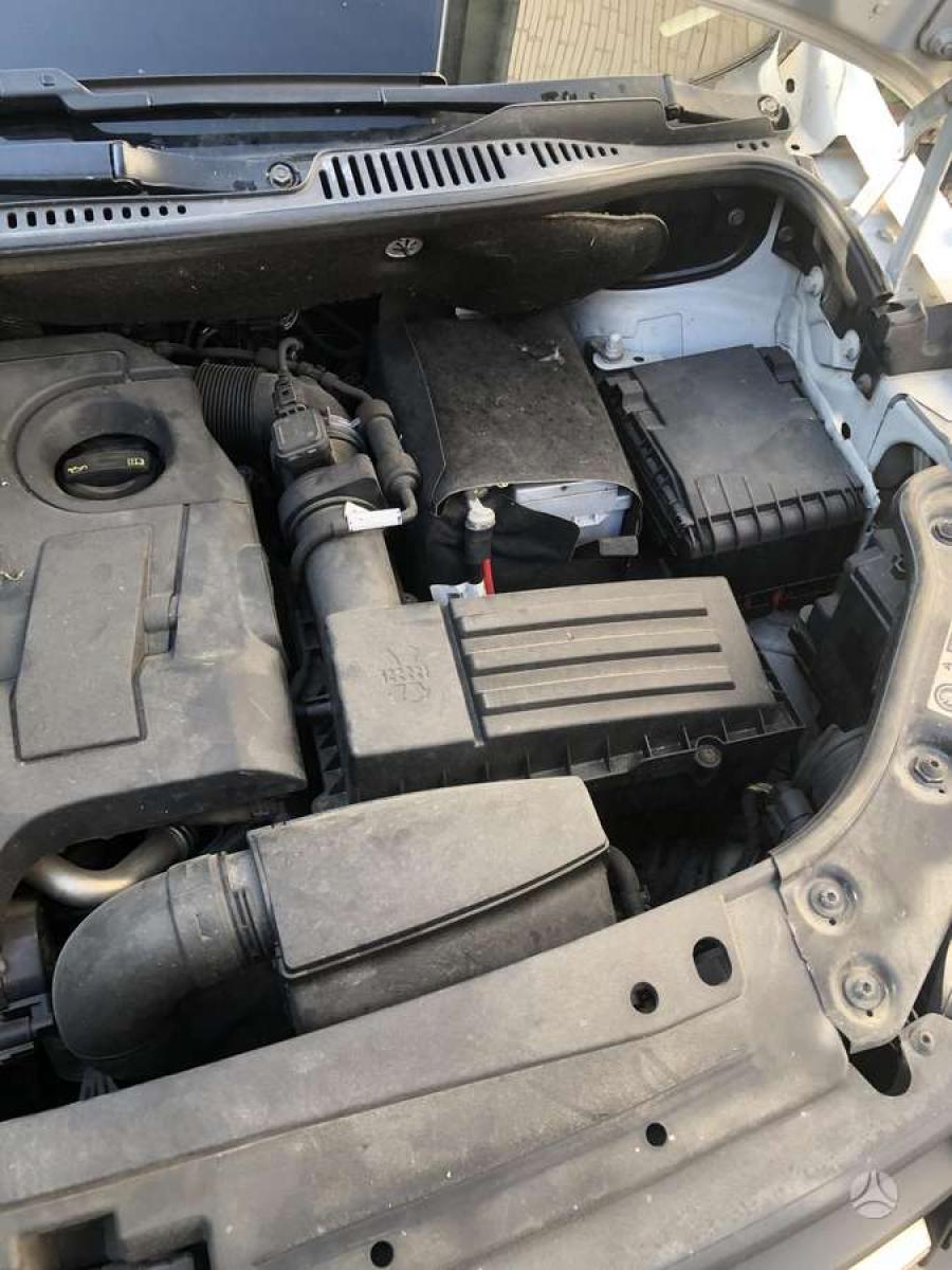 White Volkswagen Caddy 2015 in Sakiai, with an engine capacity of 1.60 L and mileage of 249 thousand km for 6800 €, photo 16 on AUTOMOTO.COM.LV