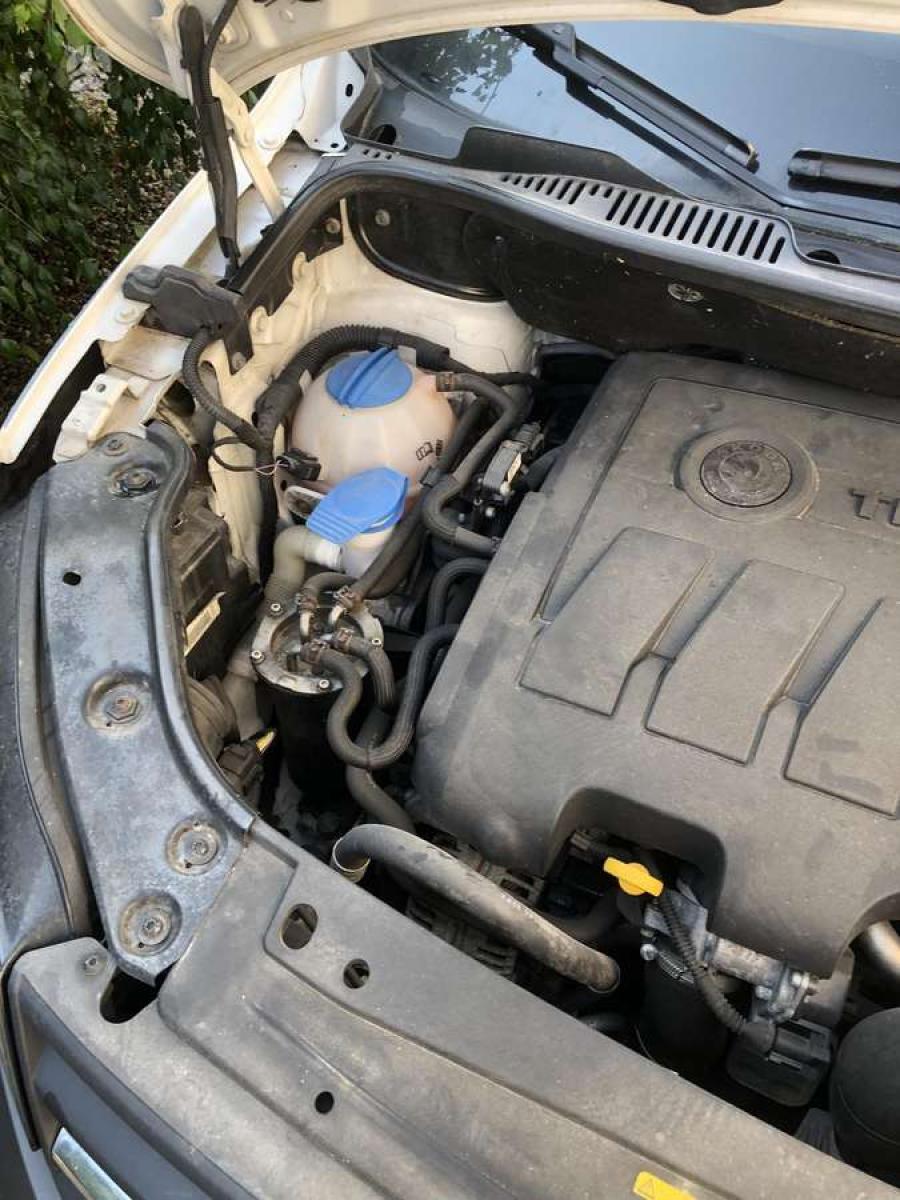 White Volkswagen Caddy 2015 in Sakiai, with an engine capacity of 1.60 L and mileage of 249 thousand km for 6800 €, photo 17 on AUTOMOTO.COM.LV