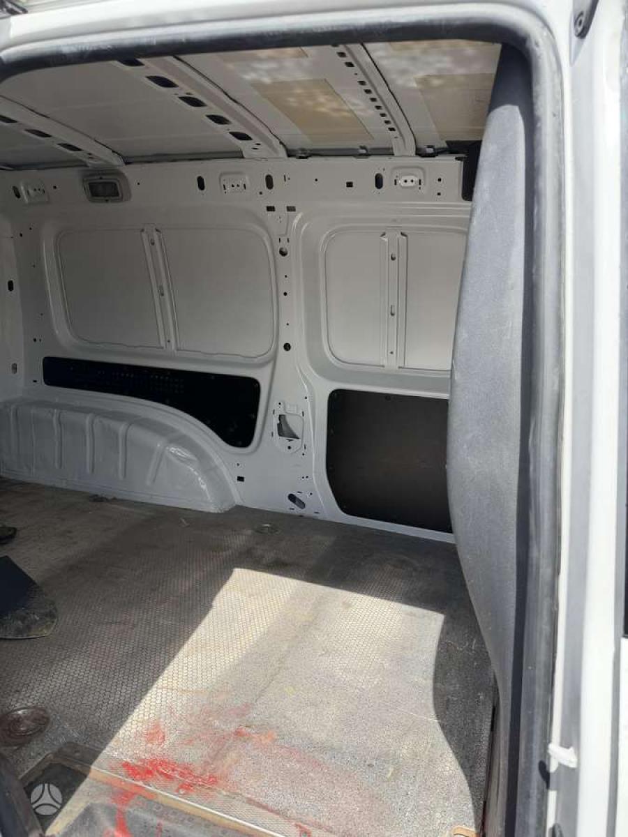White Volkswagen Caddy 2018 in Panevezys, with an engine capacity of 2.00 L and mileage of 213 thousand km for 9800 €, photo 16 on AUTOMOTO.COM.LV