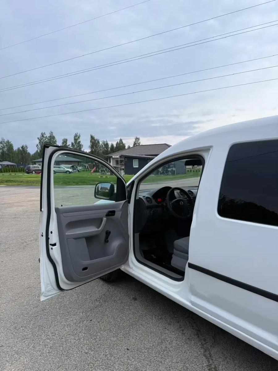 White Volkswagen Caddy 2007 in Riga, with an engine capacity of 1.90 L and mileage of 400 thousand km for 2300 €, photo 8 on AUTOMOTO.COM.LV