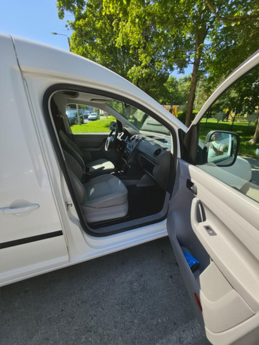 White Volkswagen Caddy 2008 in Tallinn, with an engine capacity of 2.00 L and mileage of 184 thousand km for 3000 €, photo 7 on AUTOMOTO.COM.LV