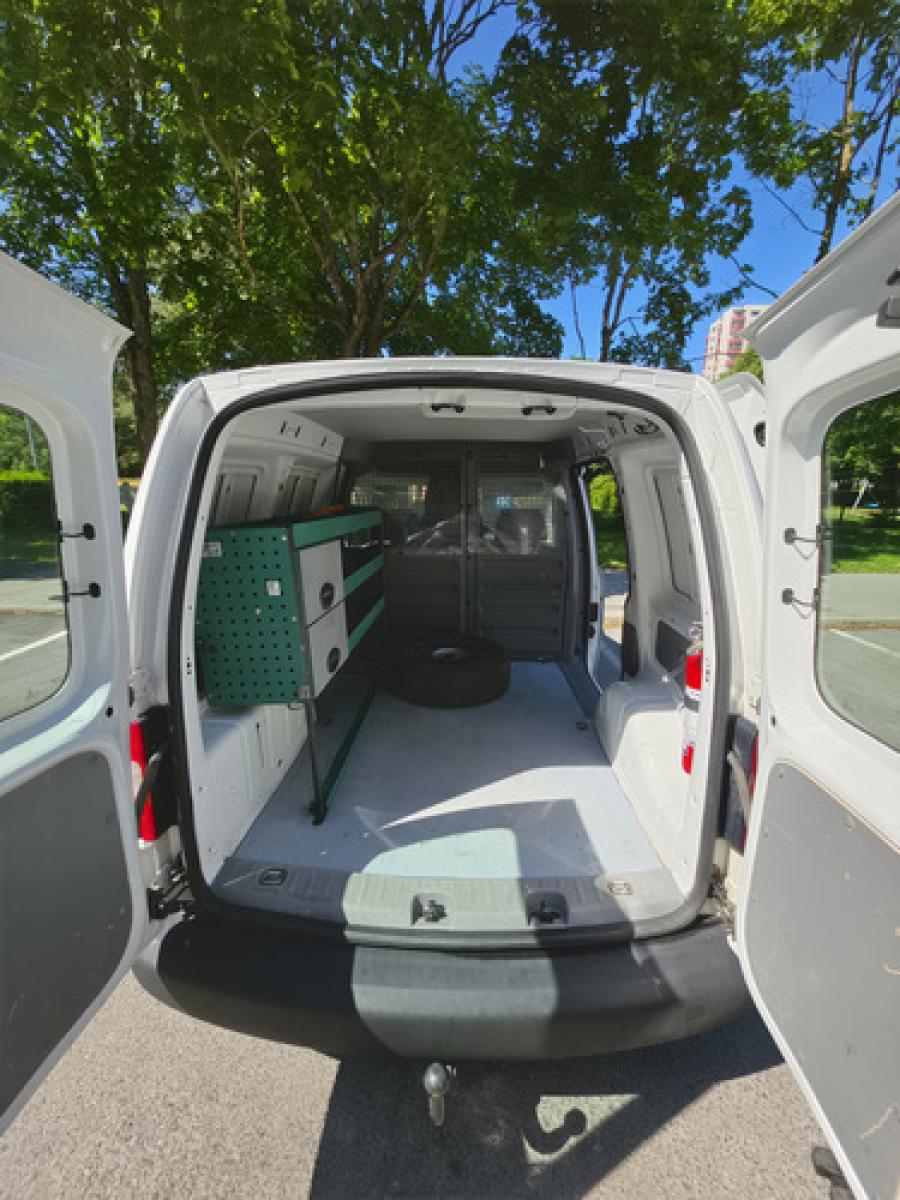 White Volkswagen Caddy 2008 in Tallinn, with an engine capacity of 2.00 L and mileage of 184 thousand km for 3000 €, photo 11 on AUTOMOTO.COM.LV