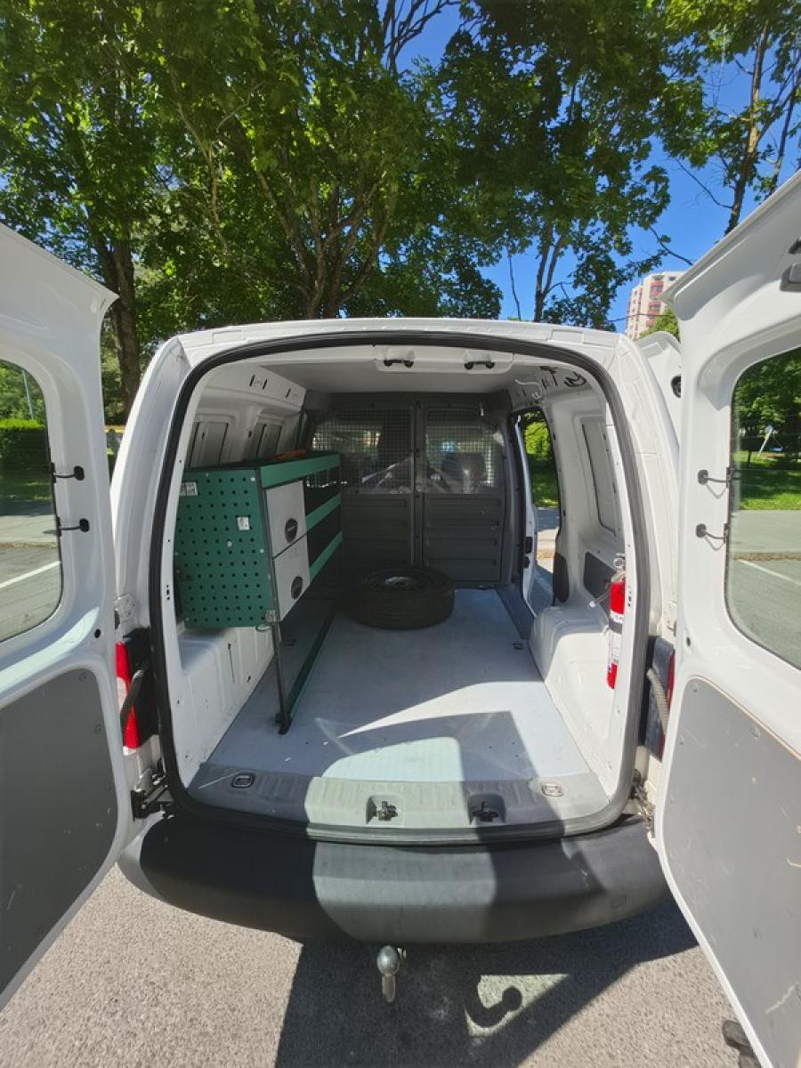 White Volkswagen Caddy 2008 in Tallinn, with an engine capacity of 2.00 L and mileage of 184 thousand km for 3000 €, photo 22 on AUTOMOTO.COM.LV
