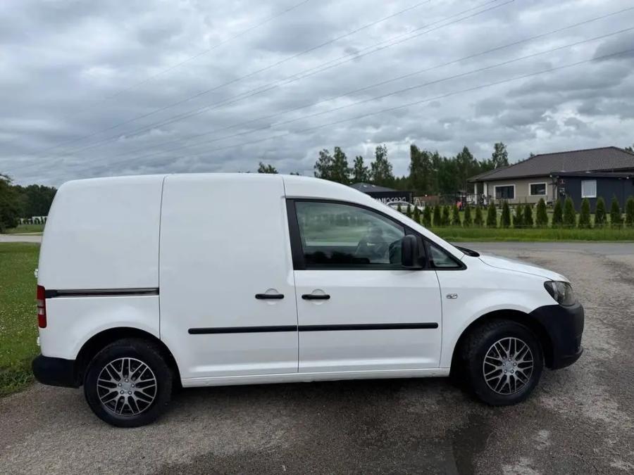 White Volkswagen Caddy 2014 in Riga, with an engine capacity of 1.60 L and mileage of 310 thousand km for 3900 €, photo 5 on AUTOMOTO.COM.LV