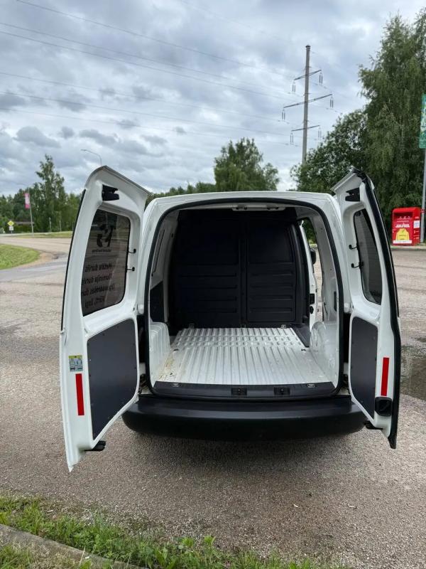 White Volkswagen Caddy 2014 in Riga, with an engine capacity of 1.60 L and mileage of 310 thousand km for 3900 €, photo 8 on AUTOMOTO.COM.LV