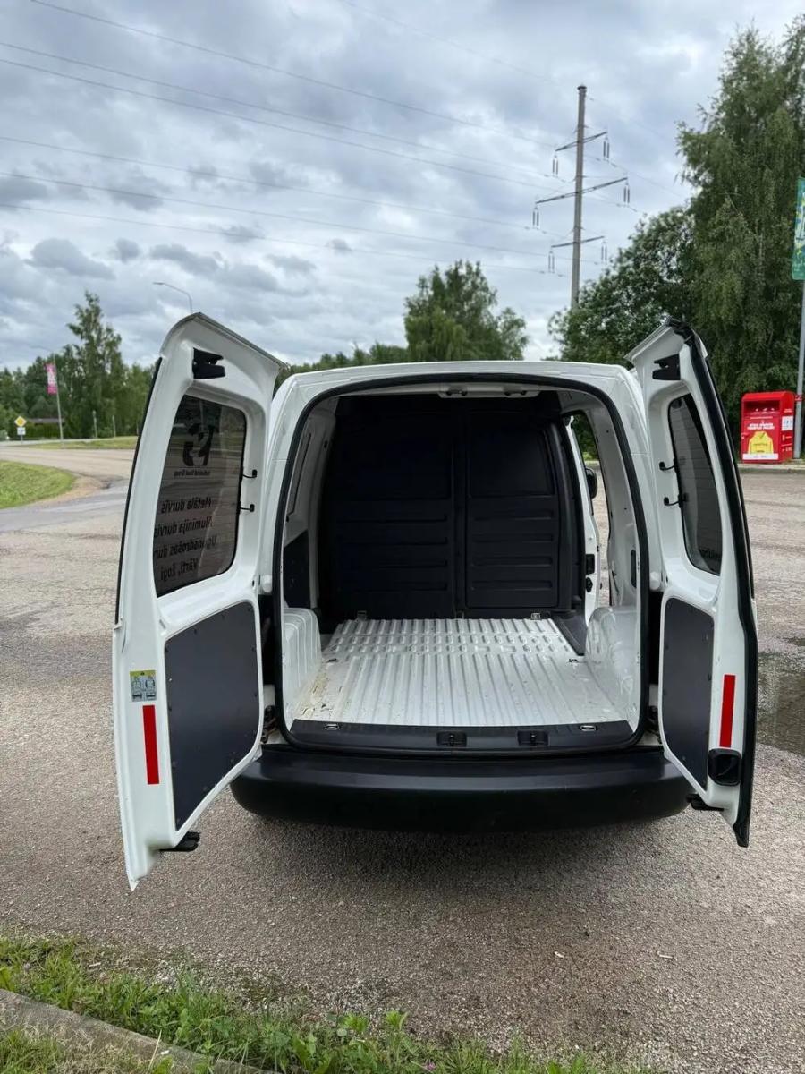White Volkswagen Caddy 2014 in Riga, with an engine capacity of 1.60 L and mileage of 310 thousand km for 3900 €, photo 9 on AUTOMOTO.COM.LV