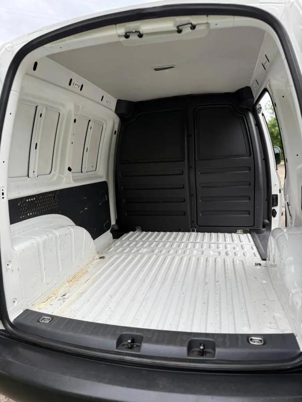 White Volkswagen Caddy 2014 in Riga, with an engine capacity of 1.60 L and mileage of 310 thousand km for 3900 €, photo 9 on AUTOMOTO.COM.LV