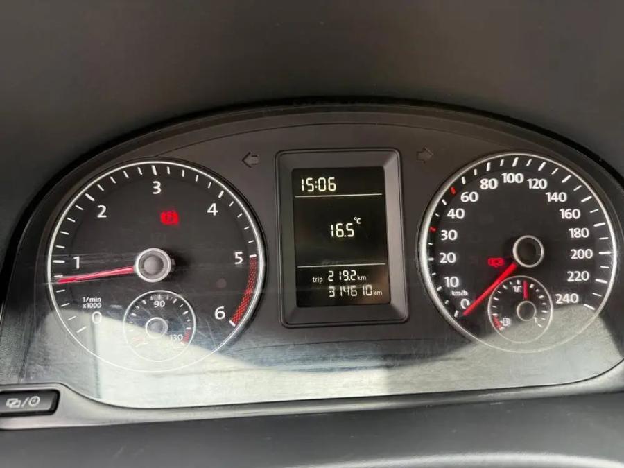 White Volkswagen Caddy 2014 in Riga, with an engine capacity of 1.60 L and mileage of 310 thousand km for 3900 €, photo 14 on AUTOMOTO.COM.LV