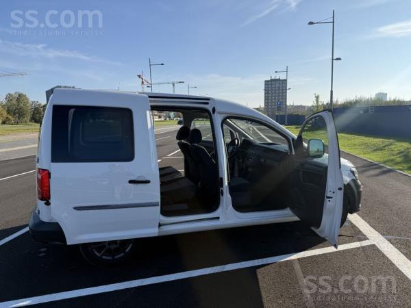White Volkswagen Caddy 2018 in Riga, with an engine capacity of 2.00 L and mileage of 228 thousand km for 8950 €, photo 4 on AUTOMOTO.COM.LV