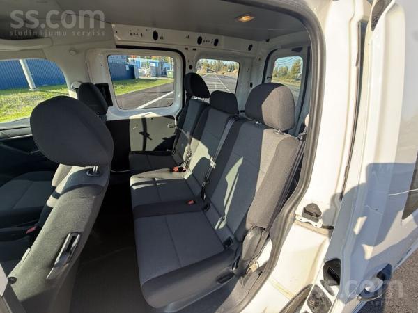White Volkswagen Caddy 2018 in Riga, with an engine capacity of 2.00 L and mileage of 228 thousand km for 8950 €, photo 11 on AUTOMOTO.COM.LV