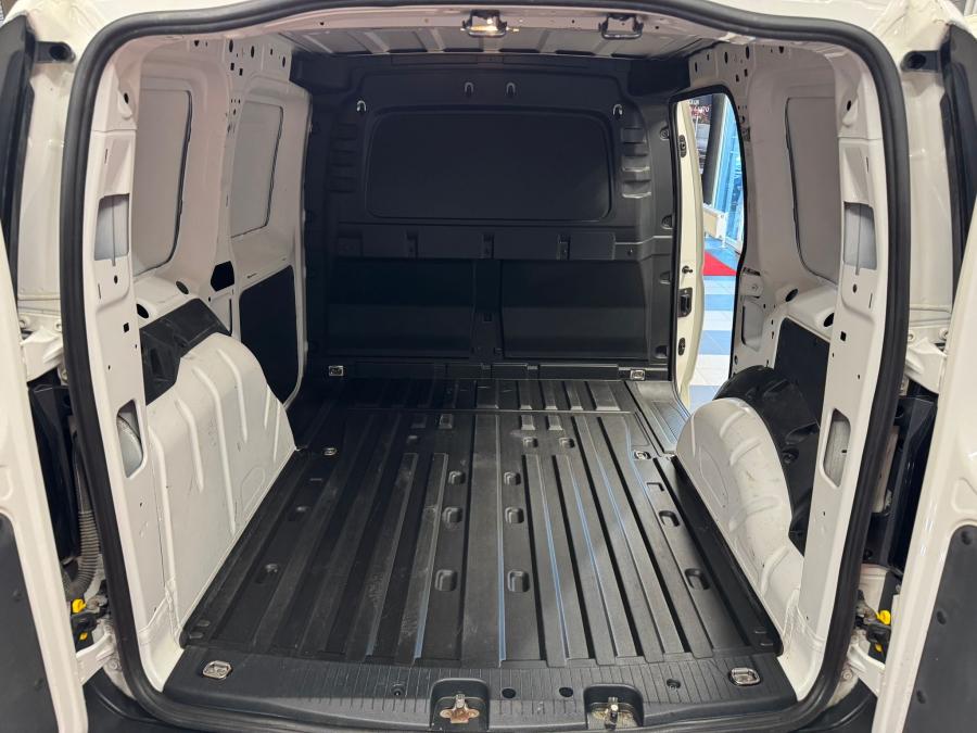 Balts Volkswagen Caddy 2022 Rīga, ar dzinēja tilpumu 2.00 L un nobraukumu 198 tūkst. km par 10490 €, foto 17 vietnē AUTOMOTO.COM.LV
