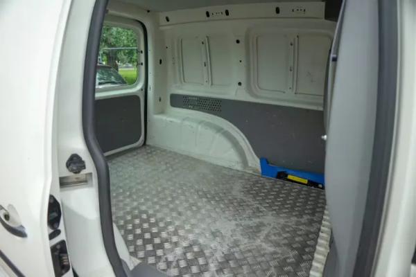 Balts Volkswagen Caddy 2008 Liepāja, ar dzinēja tilpumu 1.90 L un nobraukumu 273 tūkst. km par 2800 €, foto 9 vietnē AUTOMOTO.COM.LV