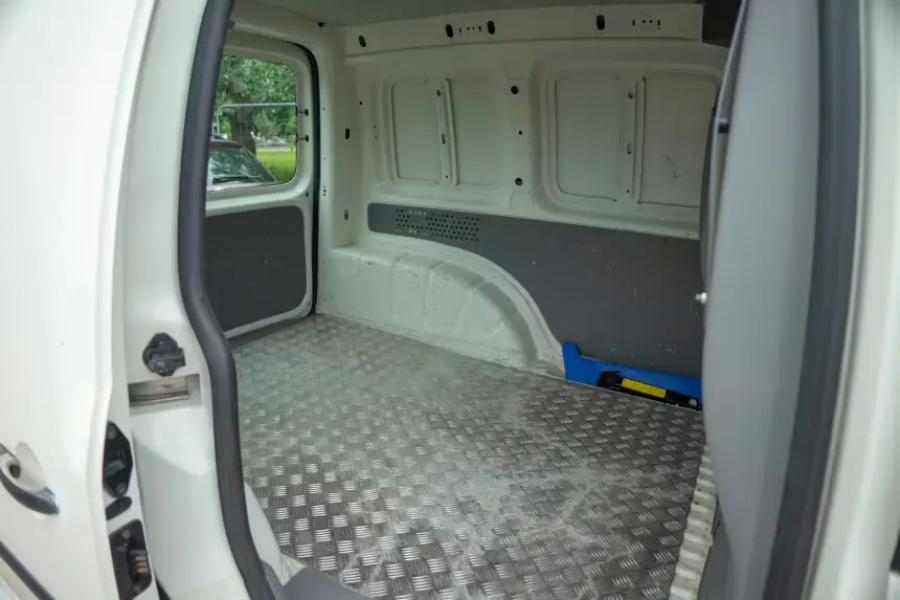 White Volkswagen Caddy 2008 in Liepaja, with an engine capacity of 1.90 L and mileage of 273 thousand km for 2800 €, photo 10 on AUTOMOTO.COM.LV