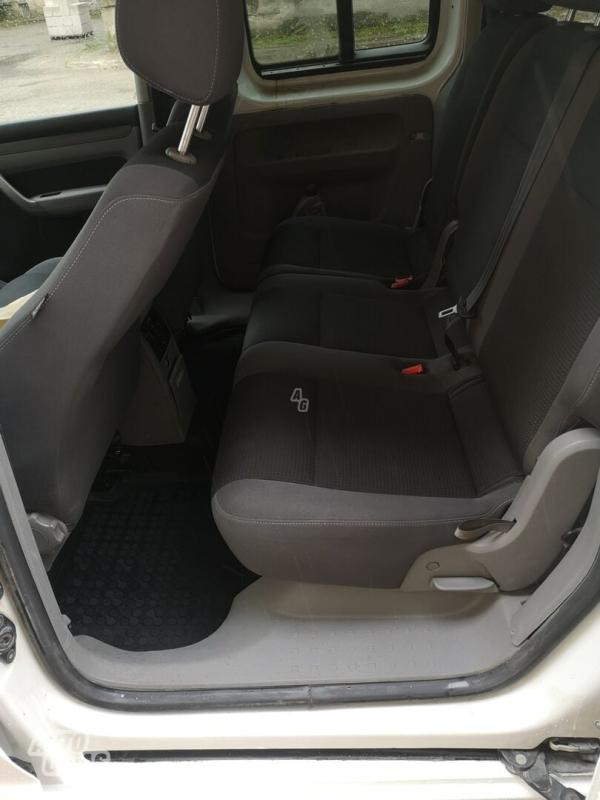 White Volkswagen Caddy 2010 in Gargzdai, with an engine capacity of 1.90 L and mileage of 380 thousand km for 4200 €, photo 8 on AUTOMOTO.COM.LV