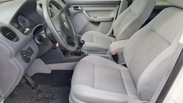 White Volkswagen Caddy 2010 in Riga, with an engine capacity of 2.00 L and mileage of 142 thousand km for 5350 €, photo 4 on AUTOMOTO.COM.LV