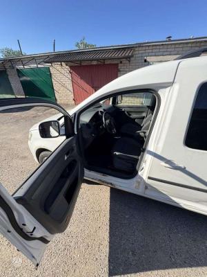 White Volkswagen Caddy 2011 in Kaunas, with an engine capacity of 1.60 L and mileage of 470 thousand km for 3500 €, photo 8 on AUTOMOTO.COM.LV