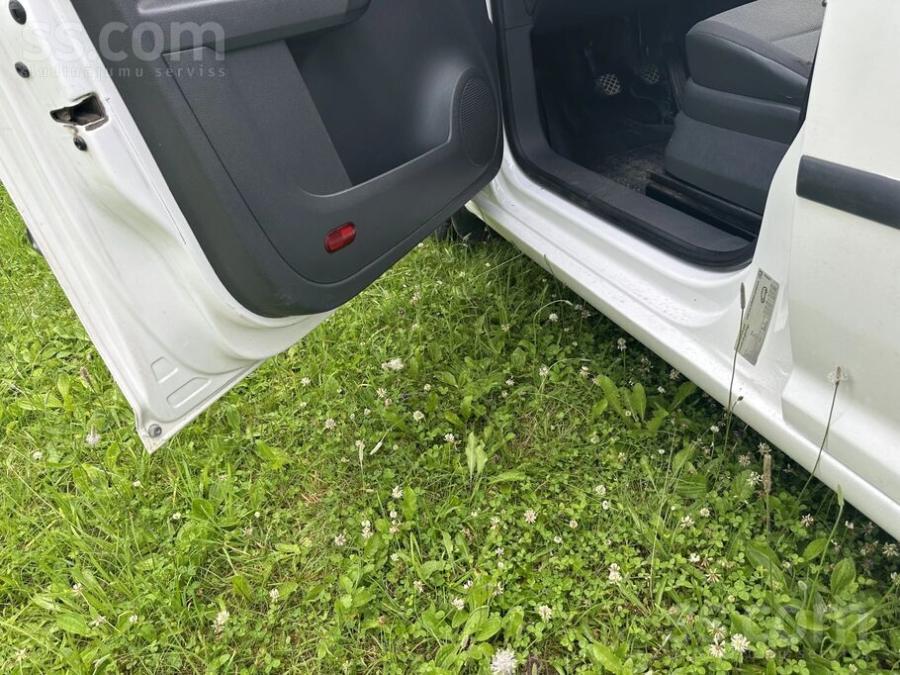 White Volkswagen Caddy 2011 in Aizkraukle, with an engine capacity of 1.20 L and mileage of 270 thousand km for 3300 €, photo 14 on AUTOMOTO.COM.LV