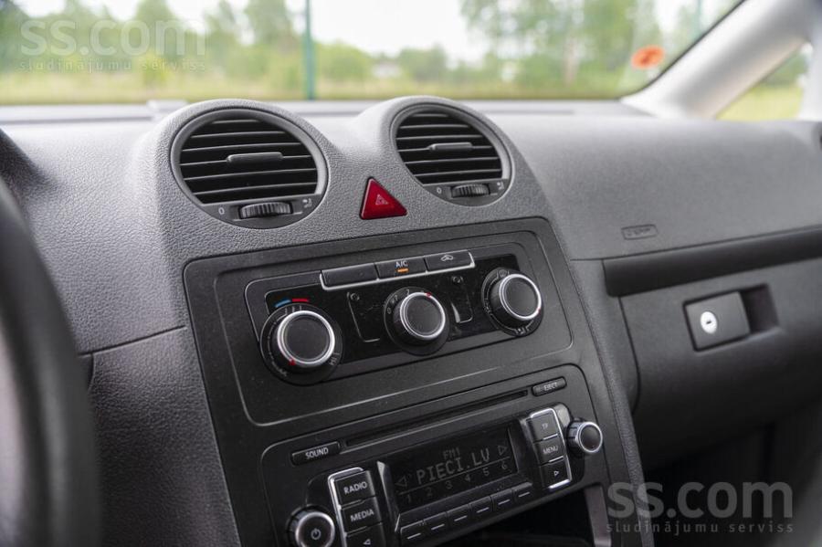 White Volkswagen Caddy 2013 in Riga, with an engine capacity of 1.60 L and mileage of 288 thousand km for 5590 €, photo 14 on AUTOMOTO.COM.LV