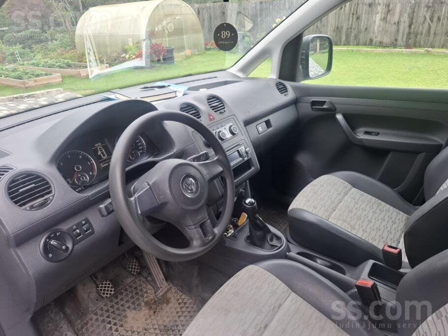 White Volkswagen Caddy 2013 in Riga, with an engine capacity of 1.60 L and mileage of 264 thousand km for 5200 €, photo 7 on AUTOMOTO.COM.LV
