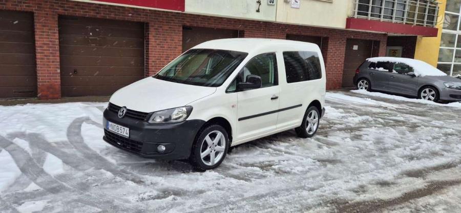 White Volkswagen Caddy 2015 in Vilnius, with an engine capacity of 1.60 L and mileage of 315 thousand km for 5200 €, photo 1 on AUTOMOTO.COM.LV