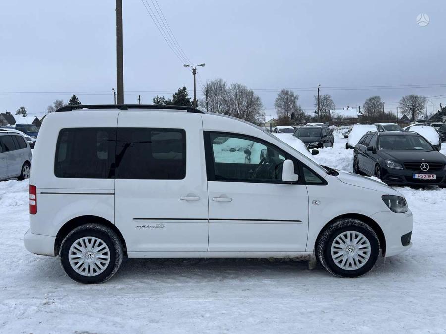 White Volkswagen Caddy 2015 in Kedainiai, with an engine capacity of 1.60 L and mileage of 220 thousand km for 6199 €, photo 5 on AUTOMOTO.COM.LV