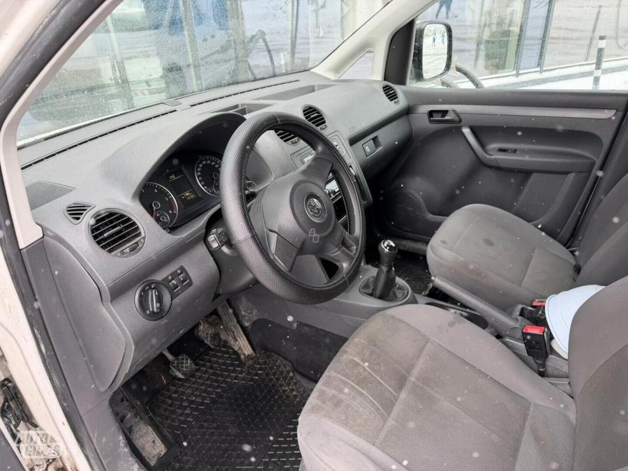 White Volkswagen Caddy 2015 in Klaipeda, with an engine capacity of 1.60 L and mileage of 142 thousand km for 6000 €, photo 4 on AUTOMOTO.COM.LV