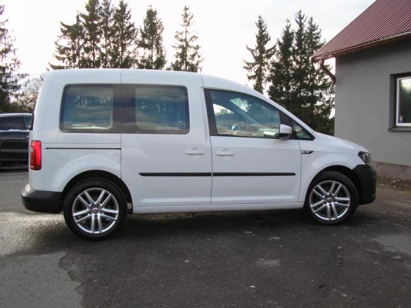 White Volkswagen Caddy 2015 in Riga, with an engine capacity of 2.00 L and mileage of 276 thousand km for 9980 €, photo 3 on AUTOMOTO.COM.LV