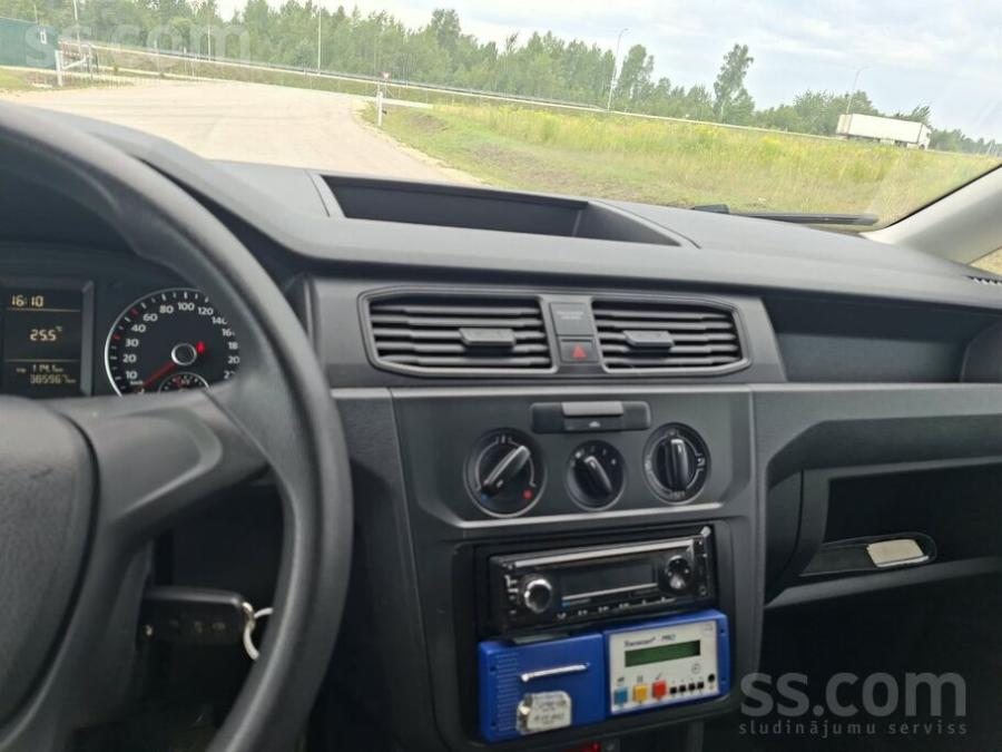 White Volkswagen Caddy 2015 in Riga, with an engine capacity of 1.60 L and mileage of 376 thousand km for 6700 €, photo 6 on AUTOMOTO.COM.LV