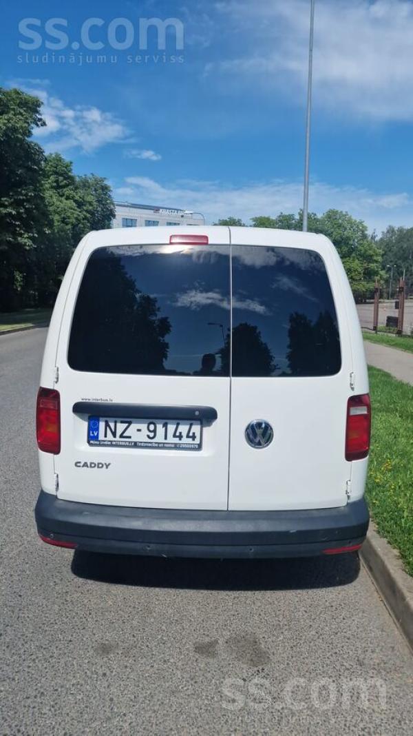 White Volkswagen Caddy 2017 in Riga, with an engine capacity of 2.00 L and mileage of 102 thousand km for 8800 €, photo 3 on AUTOMOTO.COM.LV